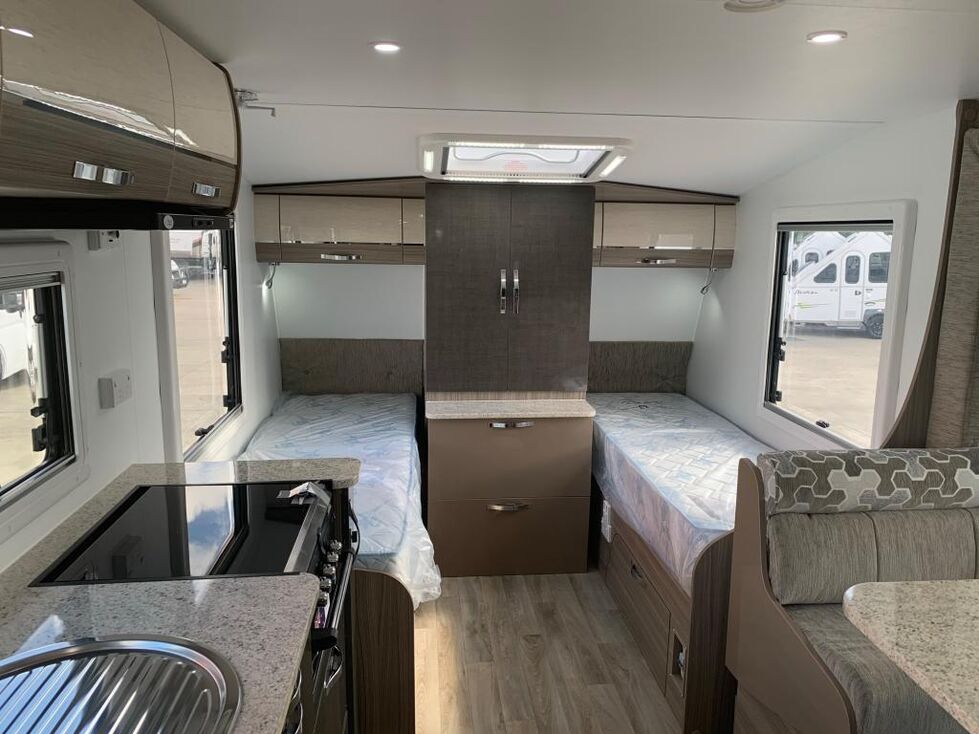 AVAN Aspire 587-4 (Slide Out) Adventure Pack HT | Avan RV