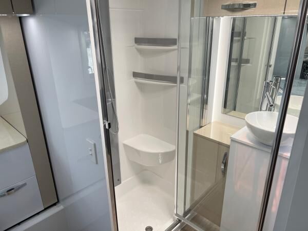 INFINITY 609 HARDTOP | Avan RV